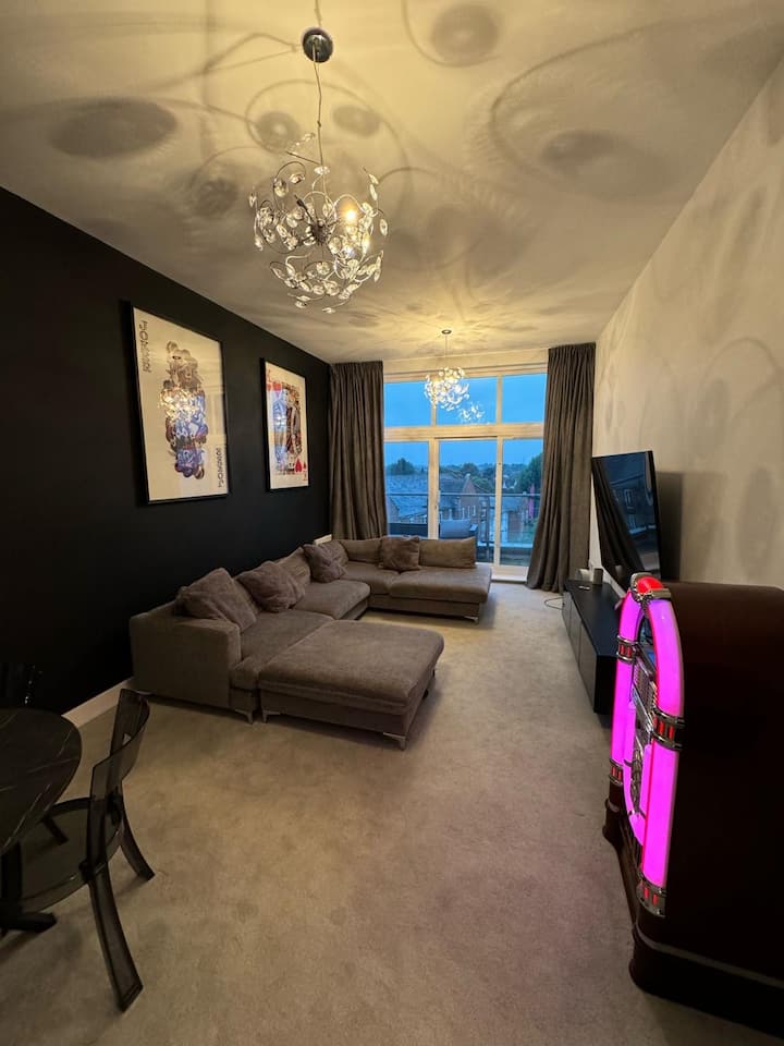 The Penthouse | Free Parking | Next To Station - Aylesbury