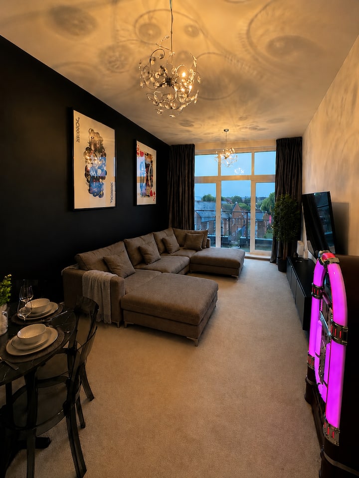The Penthouse | Free Parking | Next To Station - Aylesbury