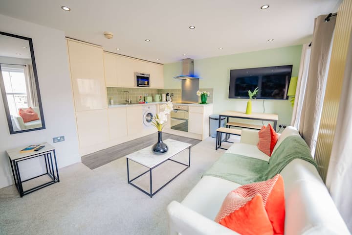 New Central Gloucestershire Flat 1br Sleeps 6 - Gloucester