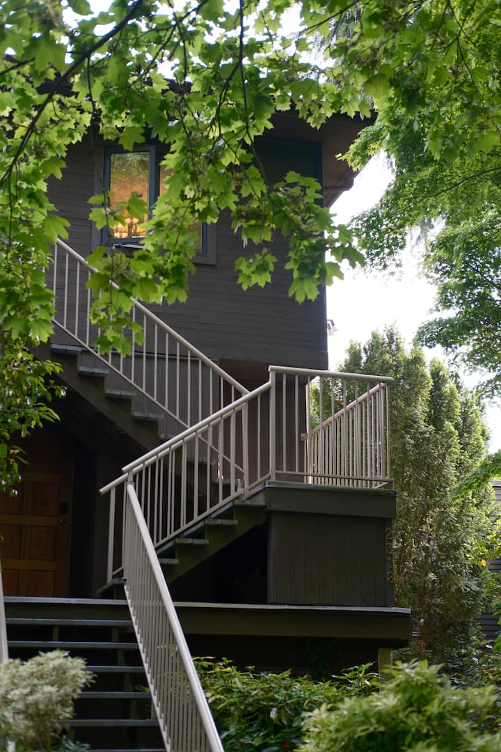 Quiet Kitsilano 2br With Parking & Balconies - Vancouver