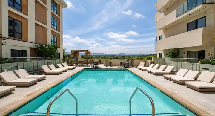 Modern Stay In Culver City With Pool & Gym - Venice Beach, CA