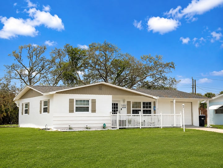Modern Romantic Escape Designed For Comfort. - Jensen Beach, FL