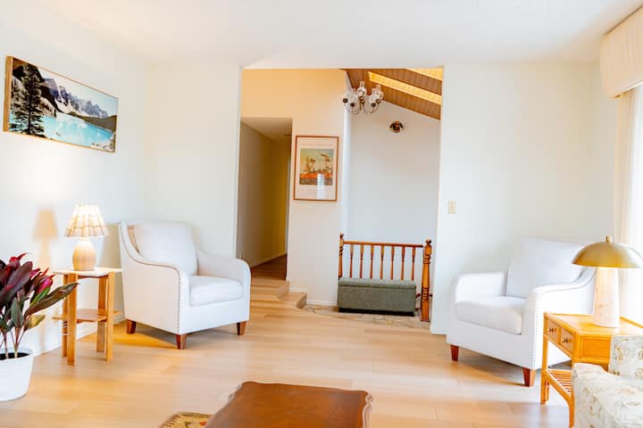Luxury House In Calgary In 13 Acres. Renovated! - Calgary