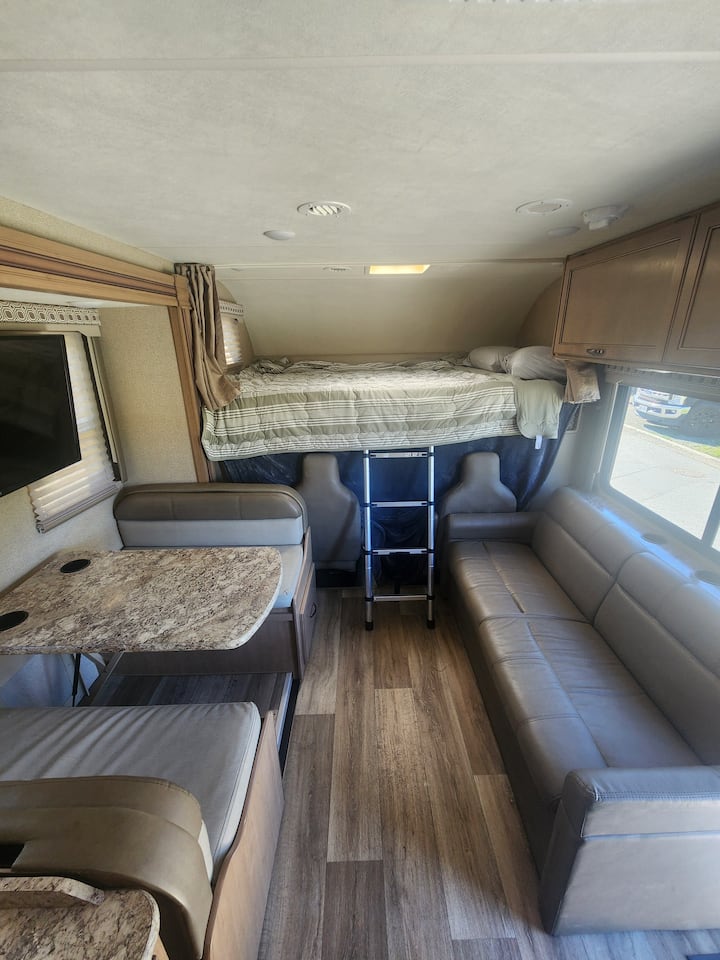 Cozy Stationary Rv Retreat | Unique Glamping Stay - West Vancouver