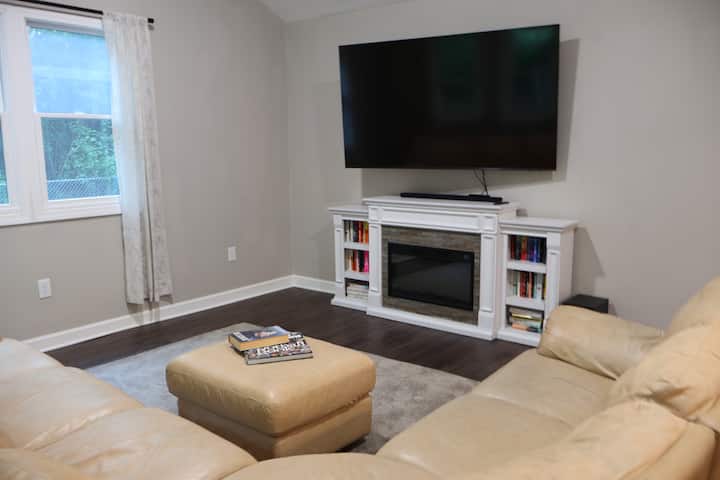 Bright & Cozy Woodland Home Near Foxborough - Mansfield, MA