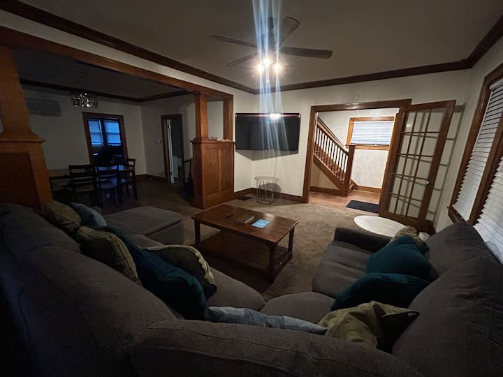 Spacious Gr Retreat | Hot Tub | Family Stay - グランド・ラピッズ, MI