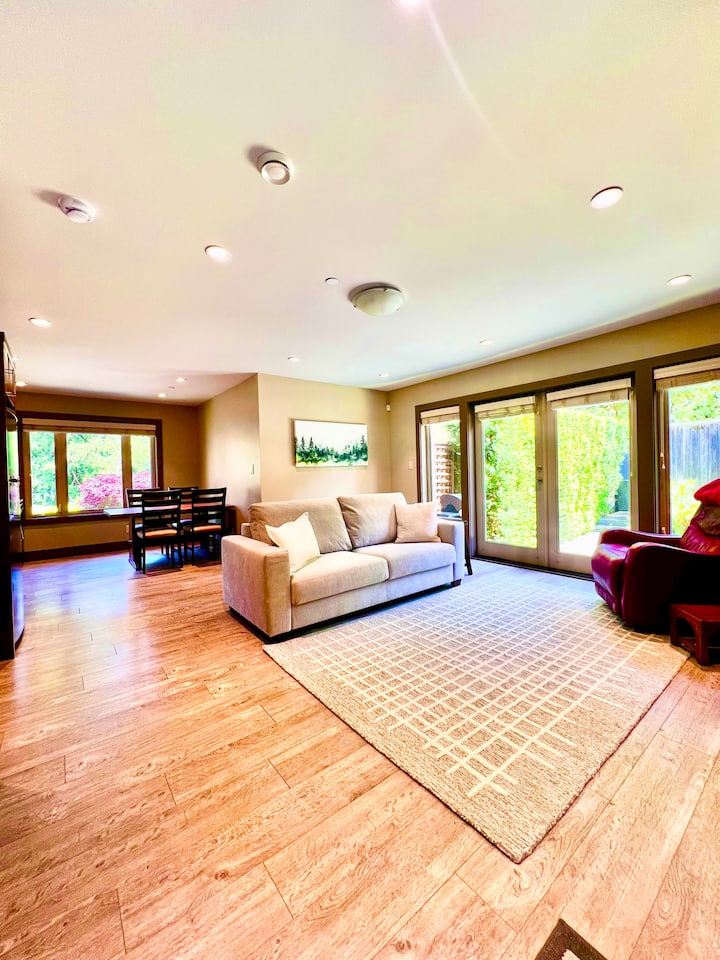 Lighthouse Park Coastal Getaway - Bright & Airy! - Bowen Island