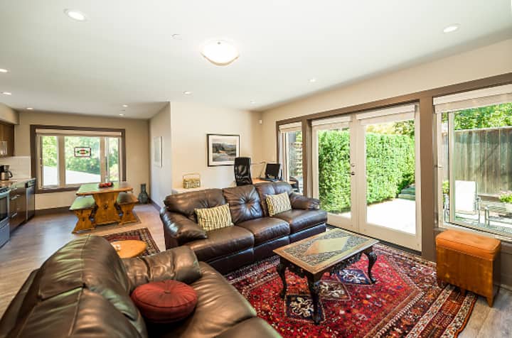 Lighthouse Park Coastal Getaway - Bright & Airy! - Horseshoe Bay
