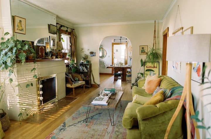 The Cozy Stucco Sanctuary · Historic Omaha - Omaha, NE