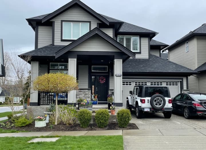 Spacious 6‑bedroom Surrey Retreat W/ Hot Tub & Bbq - Langley