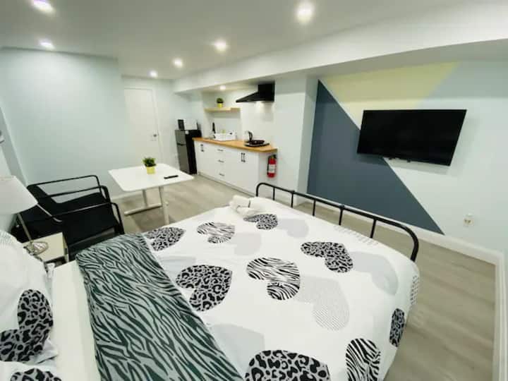 Simple Private Suite W/ Kitchen In Toronto - Toronto