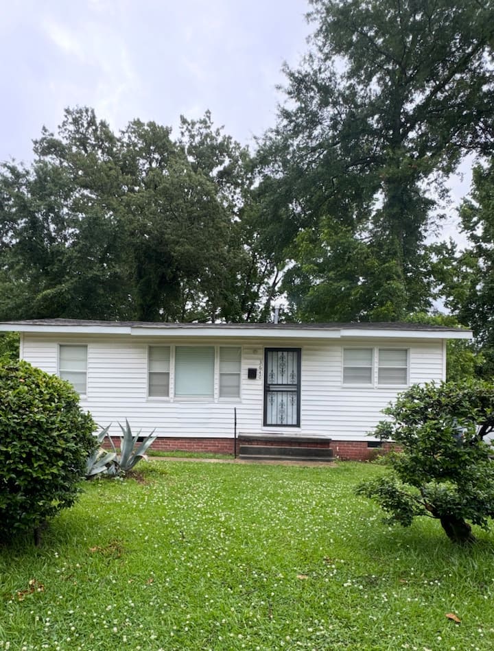 Relax & Work Retreat W/large Backyard & Fast Wi-fi - Jackson, MS