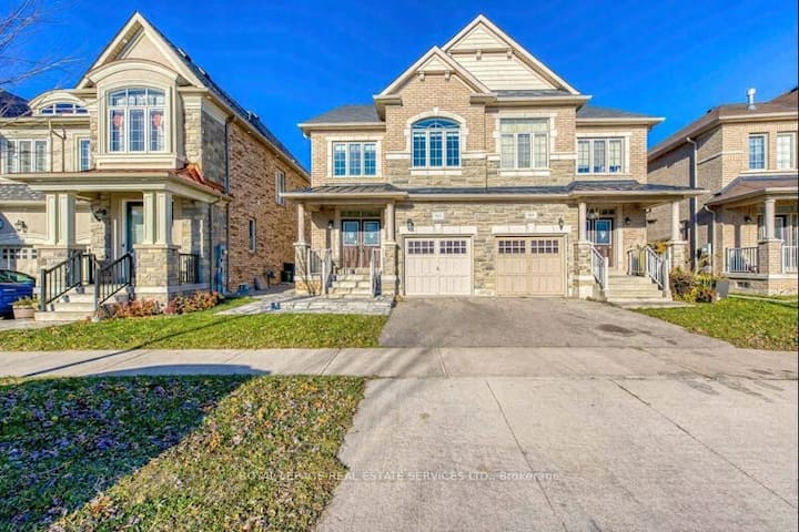 Luxury 5br Oakville Home | King Suite & Balcony - Oakville