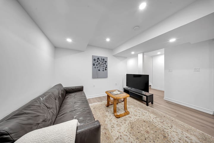 Modern 2br Basement Apt W/ Private Entry - 마크험