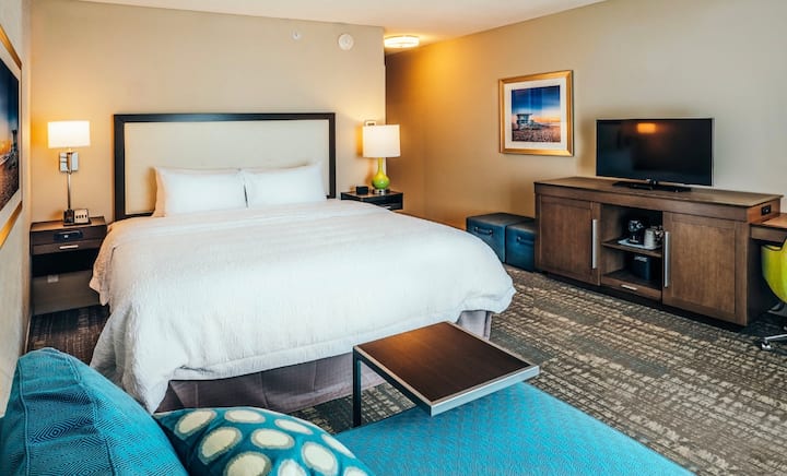 Stylish 1 King Hotel Suite W/ Parking & Breakfast - Mission Viejo, CA