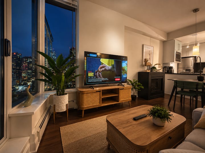 Downtown High-rise | Pool, Gym & Parking - Vancouver