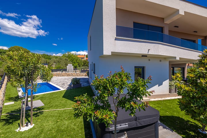 Villa Patrick With Pool, Jacuzzi And Sauna - Krk