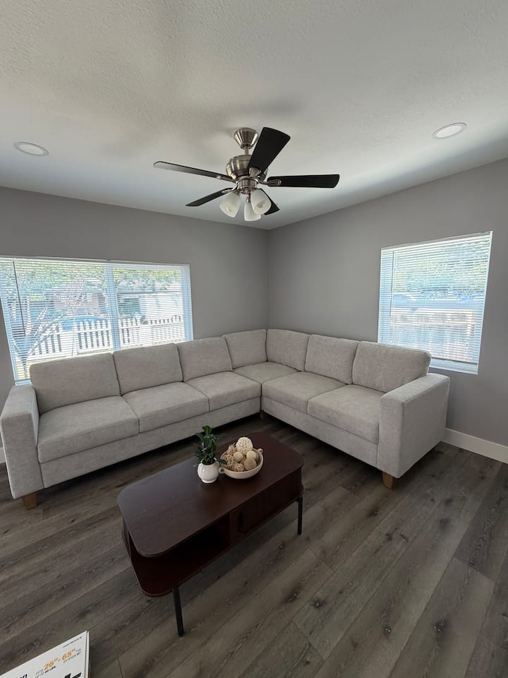 Modern & Cozy 2br Home Near Downtown Modesto - Modesto, CA