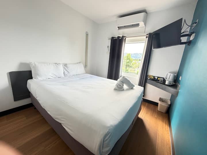 Queen Bed Room - Coffs Harbour