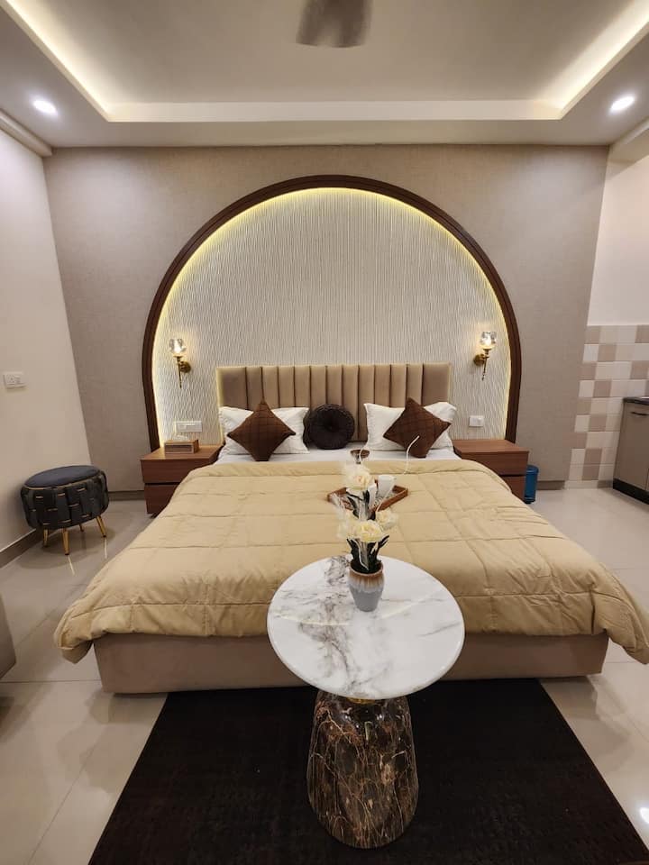 Vibes Group Stay | 4 Studios Near Prem Mandir - Vrindavan