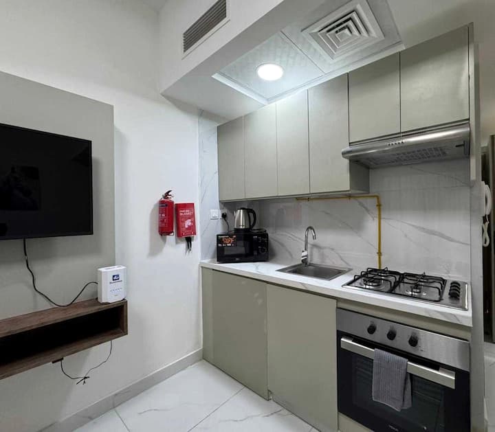 Stylish Studio Apt W/ Pool Gym & Free Parking - Dubai
