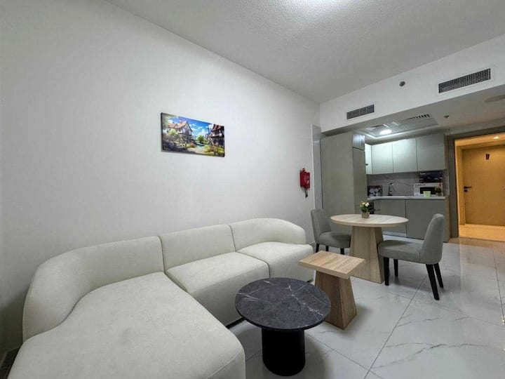 Luxury 1 Bedroom Apt W/ Pool Gym & Free Parking - Dubai