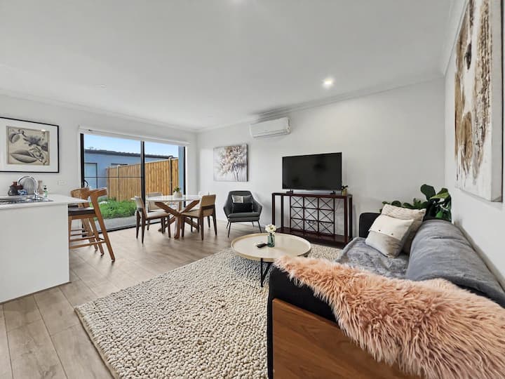 Modern 4br Family Retreat With Backyard - Werribee