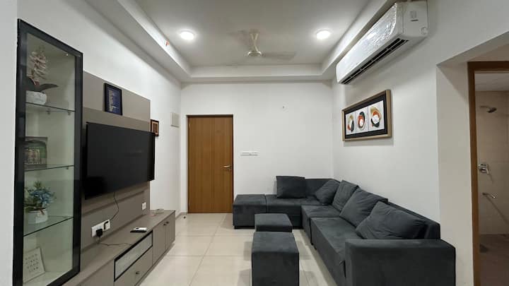 The Skyline Suite 9 - 2bhk Apartment's + Pool - Gandhinagar
