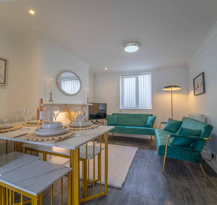 Tide & Seek — Garden Flat By The Sea - Deal