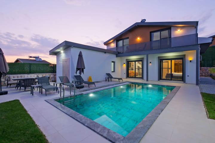 Fethiye'de2 Jakuzili,2 Havuzlu,saunalı Lüks Villa - Fethiye