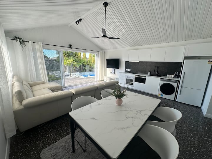 Poolside Coastal Retreat - Joondalup