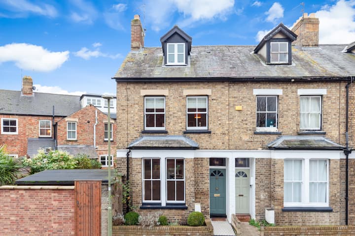 Beautifully Finished 3-storey Townhouse - Oxford