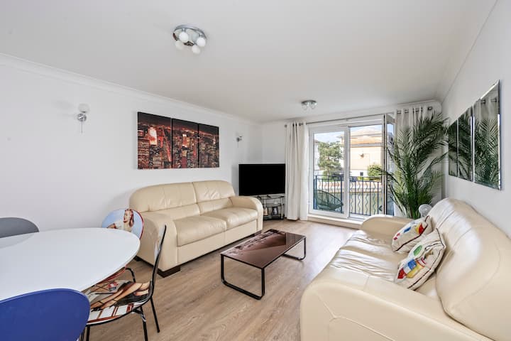 Marvellous 2 Bedroom Balcony Apartment With Views - Brighton Marina