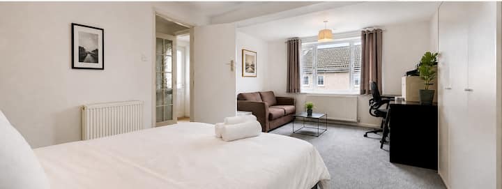Light & Airy Ground Floor Bedroom In A Shared Home - Newmarket