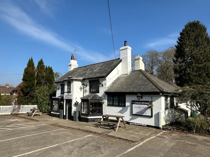 The Crown & Stirrup (Apartment Above The Pub) - Lyndhurst, UK