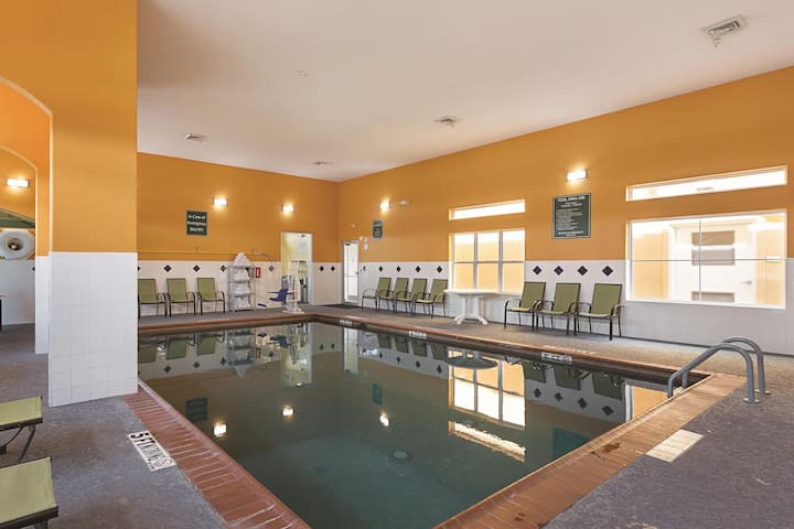 Laquinta Channelview | Queen Suite | Pet Friendly - Crosby, TX