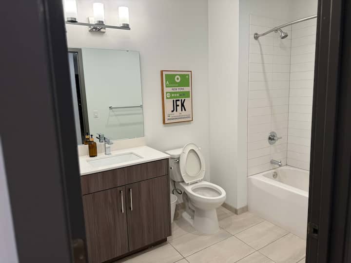 Central Flat: Pool | Gym | Free Parking | Downtown - Riverside, MO
