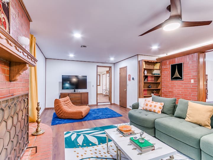 Mid- Century Edmond 4-br | Ample Free Parking - Edmond, OK