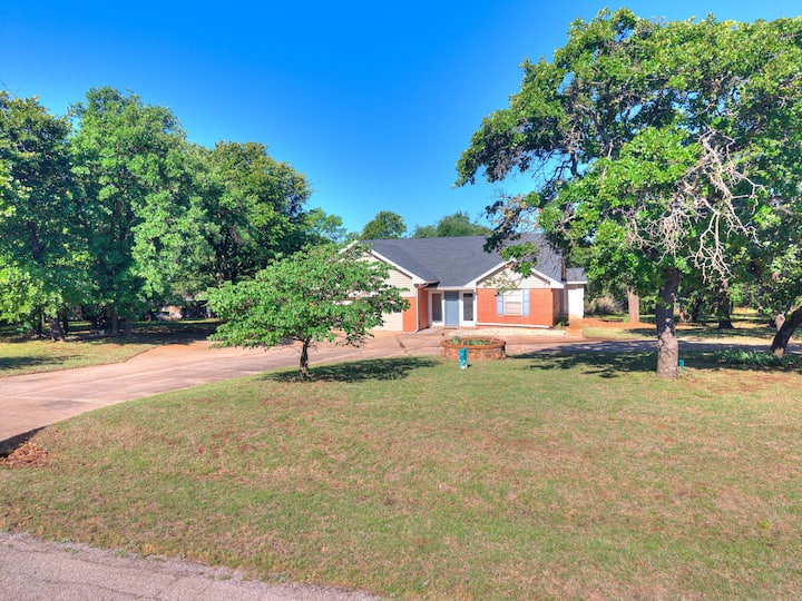 Mid- Century Edmond 4-br | Ample Free Parking - Edmond, OK
