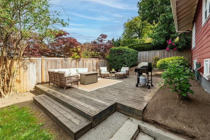 The Arbor Estate | 7br · Fire Pit + Yard - Seattle, WA