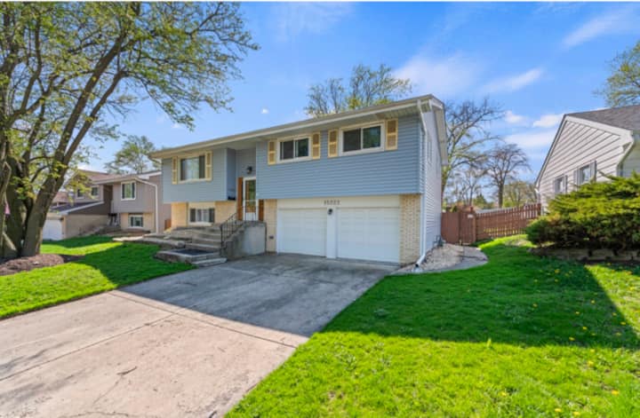 Cozy Home Near Shopping, Hospitals, Forests & More - Tinley Park, IL