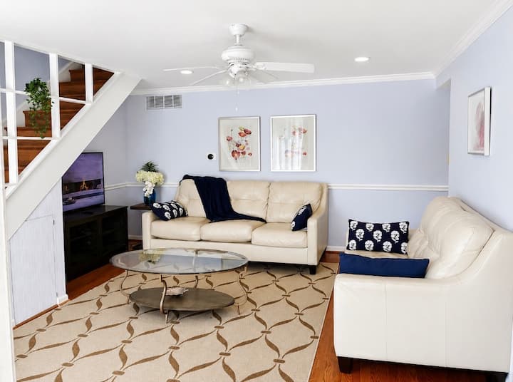 Devon House | Fairfax Retreat Near Gmu & Old Town - Fairfax, VA