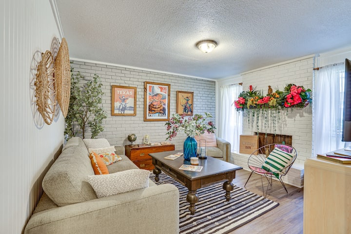 Texan-themed Townhome 6 Mi To At&t Stadium! - Arlington, TX