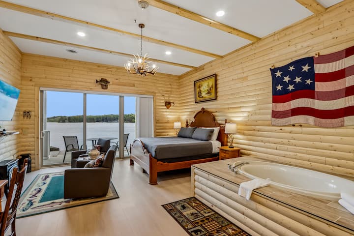 Cabin Condo - Luxury Beachfront At Delton Grand - Wisconsin Dells, WI