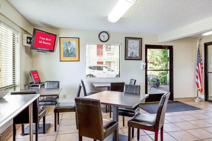2 Units | Gallup Stay W/ Free Breakfast & Pool - Gallup, NM