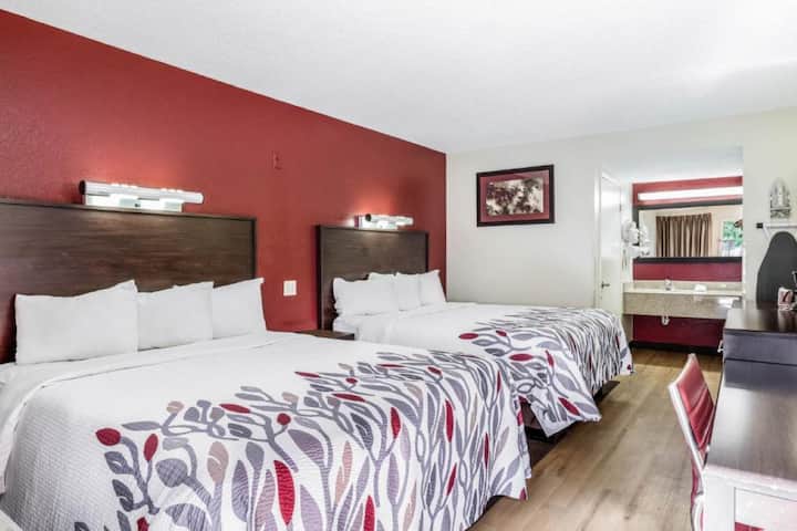 Red Rock Scenic Views W/ Pool + Free Breakfast - Gallup, NM