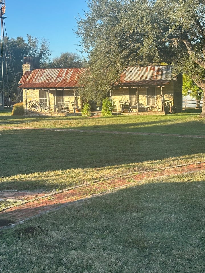 The Rose Mansion - Houston Room In Austin Cottage - Salado, TX