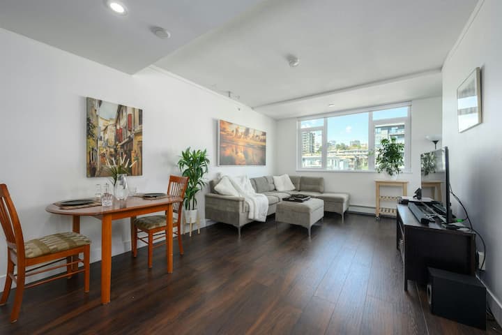 North Van 2br Condo With Ocean Views - North Vancouver