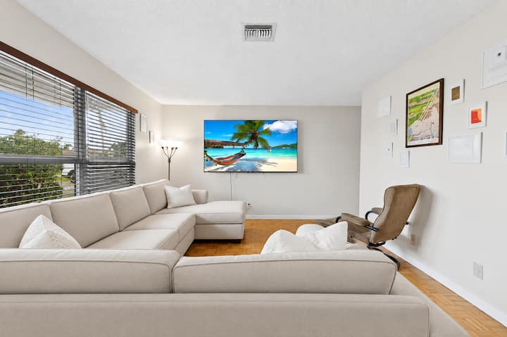 The Putting Palm | 4br/2ba W/ Putting Green - Boynton Beach, FL