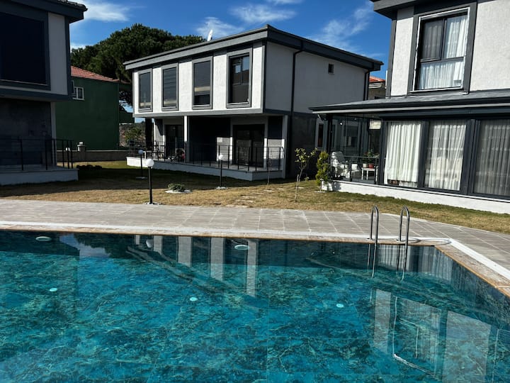 Ayvalık ÇAmlık Site İçErisinde Havuzlu Villa - Ayvalık